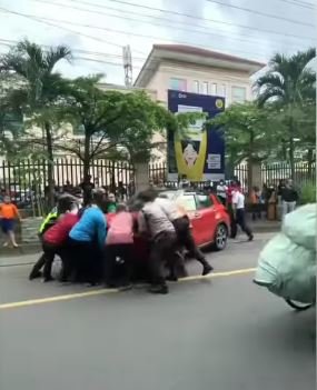 Viral Mobil Parkir di Rel Kereta Api Solo, Aksi Warga dan Polisi Ini ...