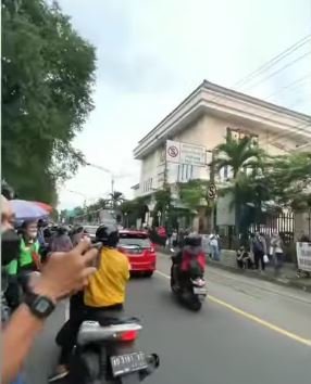 Viral Mobil Parkir di Rel Kereta Api Solo, Aksi Warga dan Polisi Ini ...