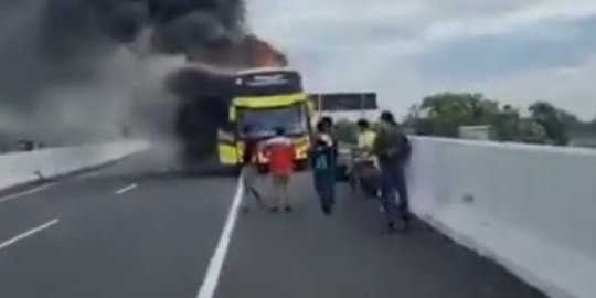 Bus Pariwisata Terbakar di Jalan Tol Pandaan-Malang, Begini Nasib 48 Penumpang Belaka | merdeka.com