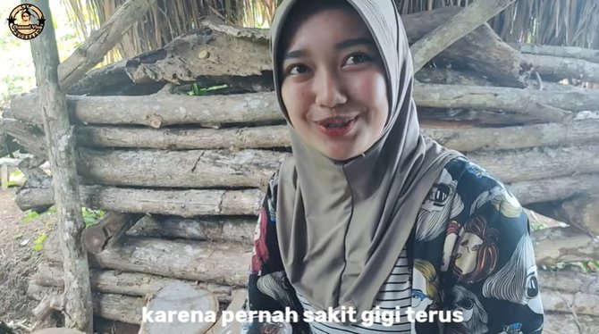 Gadis Desa Cantik Ini Rela Bongkar Celengan Demi Pasang Behel Gigi | merdeka.com