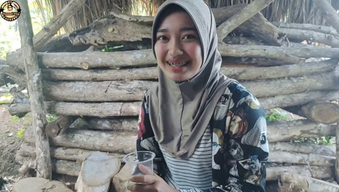 Gadis Desa Cantik Ini Rela Bongkar Celengan Demi Pasang Behel Gigi | merdeka.com