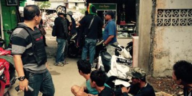 Polisi Gerebek Kampung Muara Bahari Jakut, 26 Orang Terkait Narkoba Ditangkap | merdeka.com