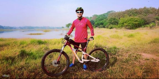 4 Potret Shandy Syarif Pemain FTV Suara Hati Istri saat Bersepeda, Seru ...