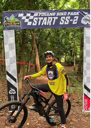 4 Potret Shandy Syarif Pemain FTV Suara Hati Istri saat Bersepeda, Seru ...