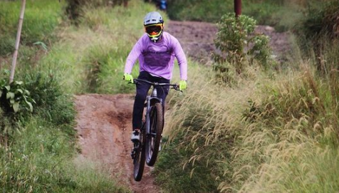 4 Potret Shandy Syarif Pemain FTV Suara Hati Istri saat Bersepeda, Seru ...