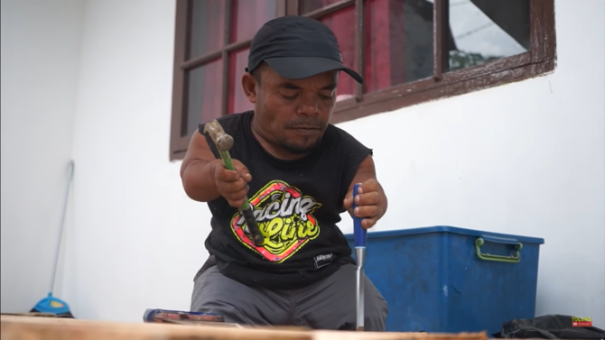 Ucok Baba Nukang Sendiri Bikin Gazebo 'Bikin Ginian Gue Bisa' | merdeka.com