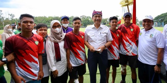 Terbang ke Banyuwangi, Luhut Pandjaitan Buka Kejurda Atletik Jatim | merdeka.com