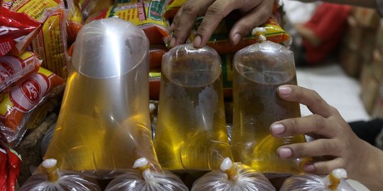 Stok Minyak Goreng Curah dan Gula Minim di Sulawesi Selatan | merdeka.com