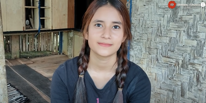 Potret Gadis Desa Keturunan Inggris Tinggal di Rumah Panggung, Cantik & Mancung | merdeka.com