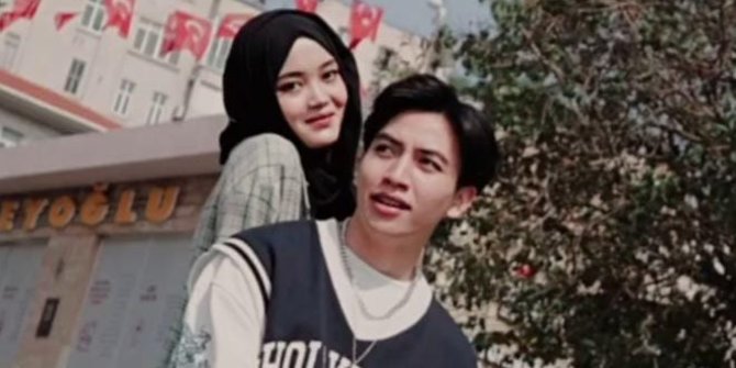 Potret Jeffry Reksa Pakai Busana Muslim dan Peci, Curi Perhatian ...