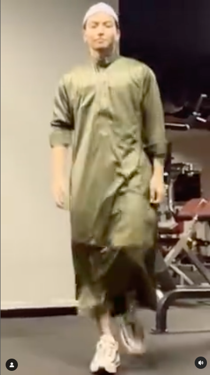 Potret Jeffry Reksa Pakai Busana Muslim dan Peci, Curi Perhatian