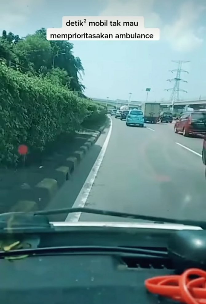 Pemobil HRV Sengaja Tak Beri Jalan Ambulans Bawa Pasien Operasi, Sopir Malah Diomeli | merdeka.com