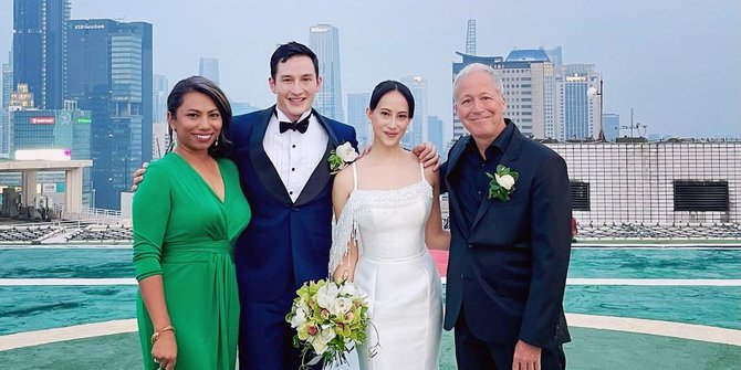 Resmi Menikah, Intip Perjalanan Cinta Mike Lewis dan Model Janisaa ...