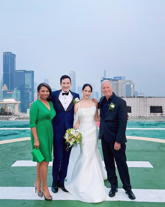 Resmi Menikah, Intip Perjalanan Cinta Mike Lewis dan Model Janisaa Pradja