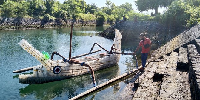 Uniknya Perahu Tradisional Bali Terbuat dari Ribuan Botol Plastik ...