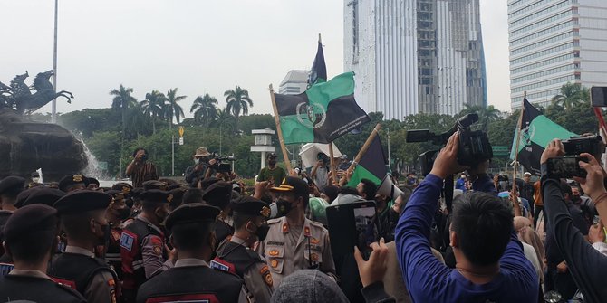Ramai Massa Aksi, Polisi Tutup Jalan Medan Merdeka Barat | merdeka.com