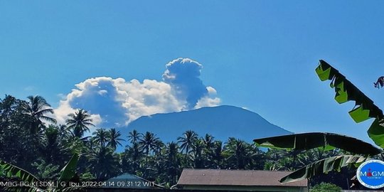 Gunung Ibu Melontarkan Abu Tebal, Warga Diimbau Tak Beraktivitas Radius 2 Kilometer | merdeka.com