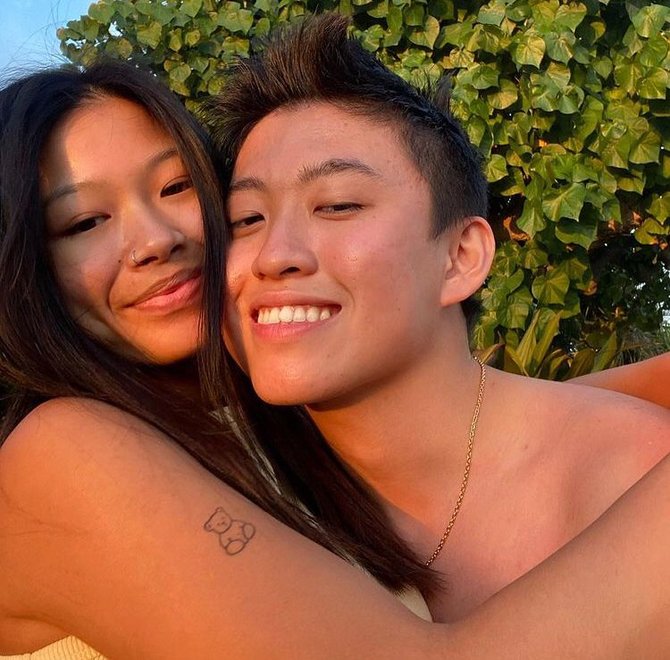 Jarang Tersorot, Intip Potret Kebersamaan Rich Brian dan Kekasihnya ...