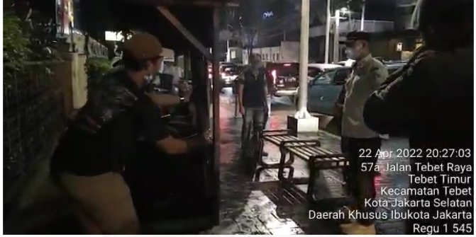 Satpol PP Tertibkan PKL Mangkal & Parkir Liar di Trotoar Tebet Raya | merdeka.com