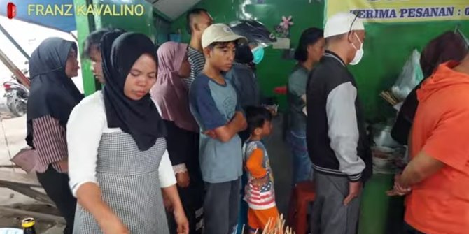 Gokil Jualan di Pinggir Jalan, Tukang Sate Ini Omzetnya Rp7 Juta Sampai ...
