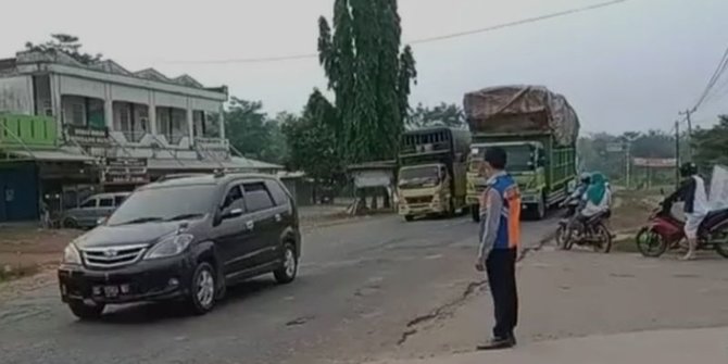 Sempat Macet, Jalan Lintas Timur Palembang-Betung Kembali Lancar | merdeka.com