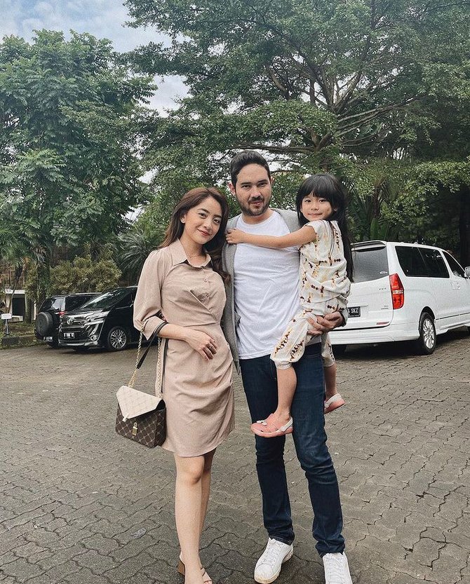 Akrab, Intip 4 Potret Natalie Zenn Bareng Para Pemain Dewi Rindu ...