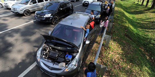 Tips Mudik, Ini yang Harus Dilakukan ketika Mobil Overheat | merdeka.com
