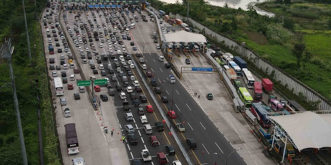 Contra Flow Diterapkan di Dua Jalur Tol Japek KM 47-70 sampai Cipali | merdeka.com