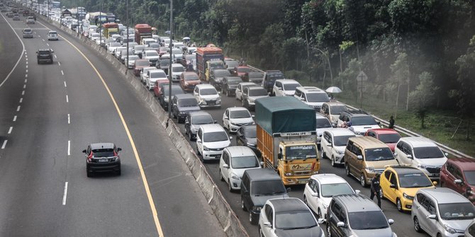 Cegah Kemacetan, Polisi Berlakukan One Way Menuju Puncak Bogor | merdeka.com
