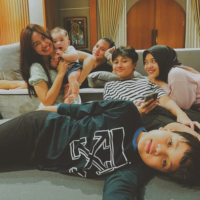 Potret Mahalini Gendong Baby Adzam, Tatapan Rizky Febian Bikin Salfok | merdeka.com