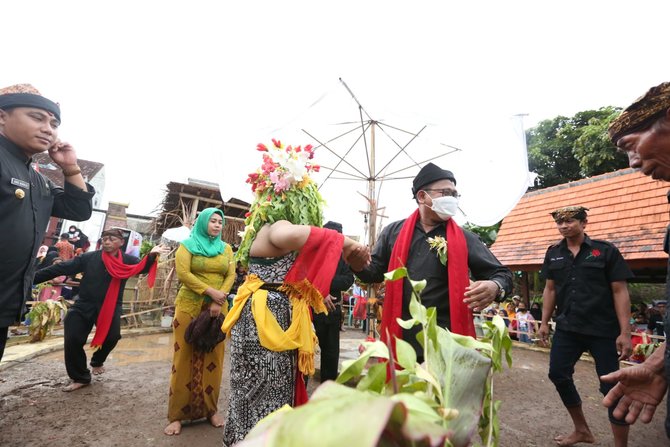 Wabup Banyuwangi Ikut Tundikan di Ritual Adat Seblang Olehsari | merdeka.com