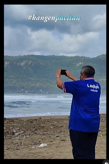 Momen SBY Pulang Kampung ke Pacitan, Kaos yang Dipakainya Bikin Salah ... Momen SBY Pulang Kampung ke Pacitan, Kaos yang Dipakainya Bikin Salah ...
