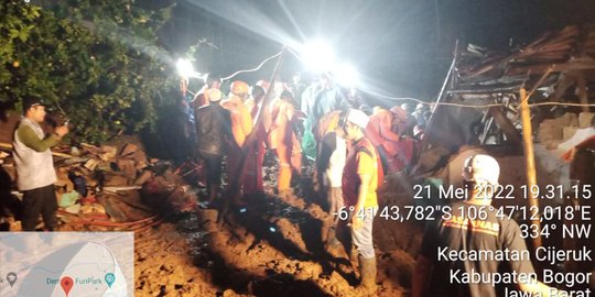 Empat Warga Bogor Tertimbun Tanah Longsor, Satu Korban Berhasil Dievakuasi | merdeka.com