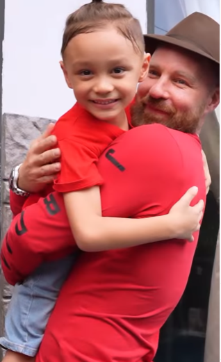 4 Momen Kepulangan Suami Melaney Ricardo ke Indonesia, Bahagia Bisa ...