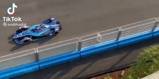 Viral di Tiktok, Ini Keseruan Seorang Pria Nonton Balapan Formula E ... Viral di Tiktok, Ini Keseruan Seorang Pria Nonton Balapan Formula E ...