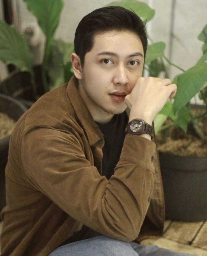 Umumkan Formasi Baru, Ini Sosok Adhyra Yudhi Personel Baru Yovie & Nuno ...