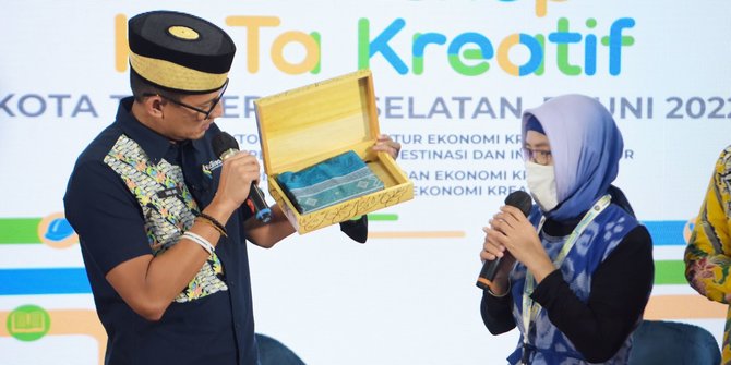 Sandiaga Datangi Penghasil Produk UMKM jadi Merchandise Moto GP Mandalika | merdeka.com