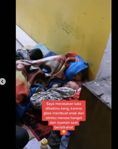 Bikin Haru, Viral Bayi Diajak Tidur di Emperan Toko | merdeka.com