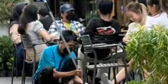 Viral Cleaning Service Bersihkan Sepatu Pengunjung yang Masih Dipakai ...