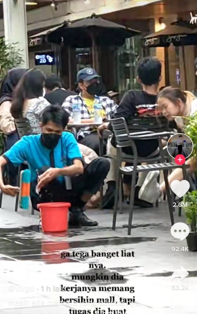 Viral Cleaning Service Bersihkan Sepatu Pengunjung yang Masih Dipakai ...