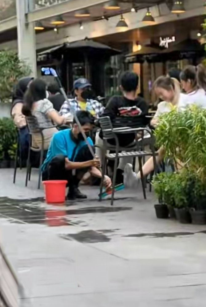 Viral Cleaning Service Bersihkan Sepatu Pengunjung yang Masih Dipakai ...
