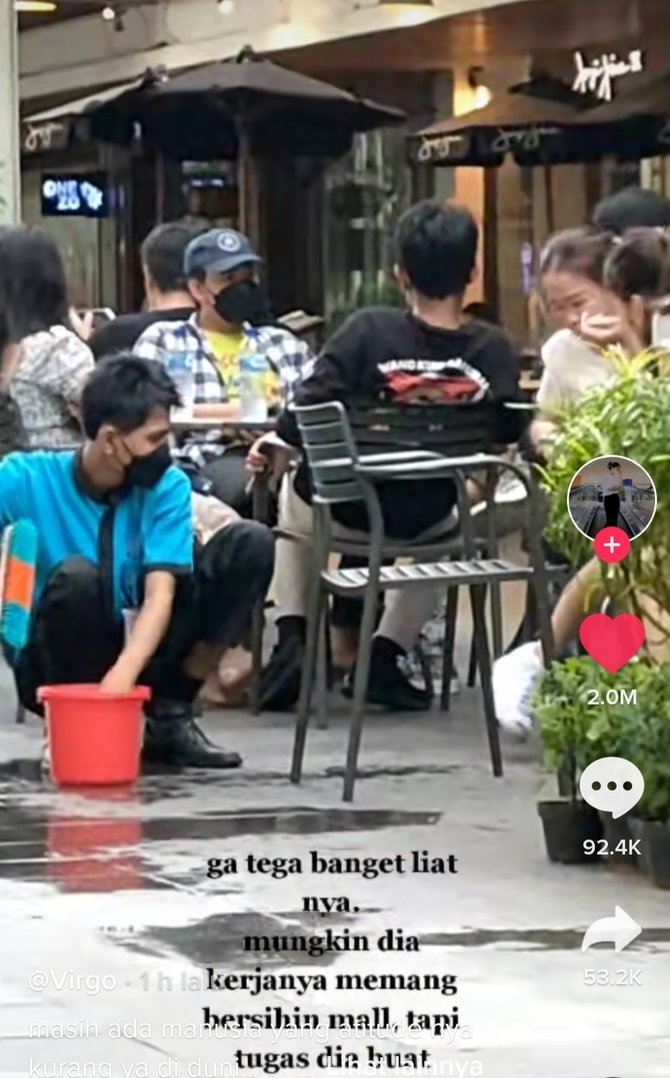 Viral Cleaning Service Bersihkan Sepatu Pengunjung yang Masih Dipakai ...