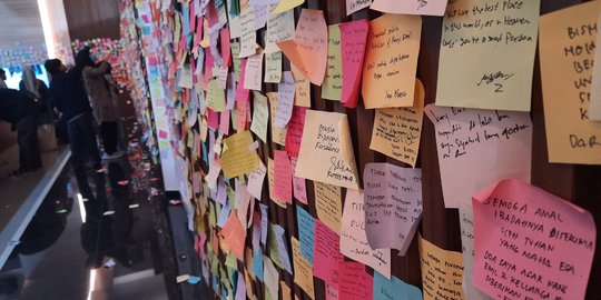 Doa dari Warga untuk Eril di Tembok Gedung Pakuan | merdeka.com Doa dari Warga untuk Eril di Tembok Gedung Pakuan | merdeka.com