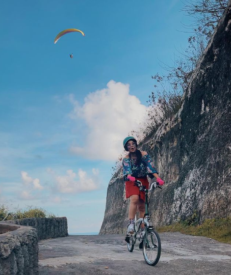 Intip Potret Irene Librawati Pemain Sinetron Panggilan saat Bersepeda ...