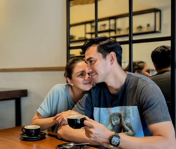 15 Tahun Menikah dengan Donna Agnesia, Darius Sinathrya Tulis Ucapan ...