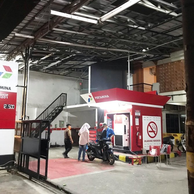 Bikin Geleng-geleng Kepala, Lokasi SPBU Ini Tepat di Halaman Rumah ...