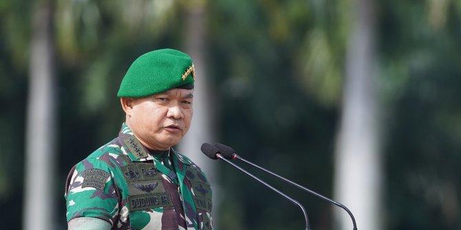 Kasad Jenderal Dudung Ditunjuk Jadi Duta Bapak Asuh Anak Stunting | merdeka.com