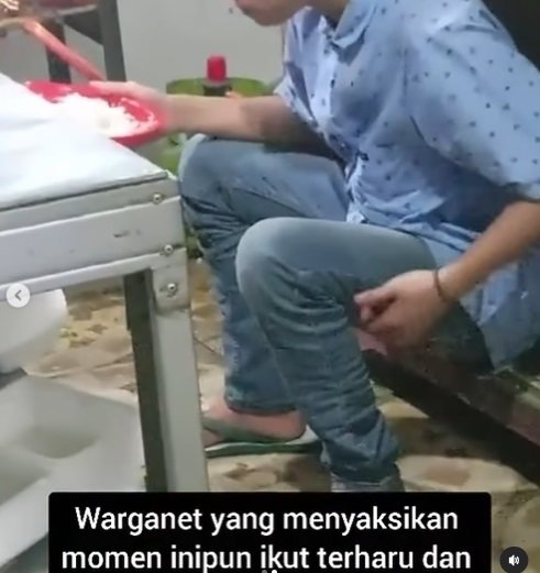 Terharu Seorang Karyawan Restoran Makan Nasi Putih Tanpa Lauk, Dipuji ... Terharu Seorang Karyawan Restoran Makan Nasi Putih Tanpa Lauk, Dipuji ...