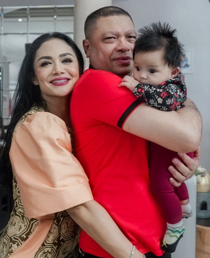 Momen Raul Lemos Gendong Baby Ameena, Ekspresi Sang Cucu Bikin Salfok ...