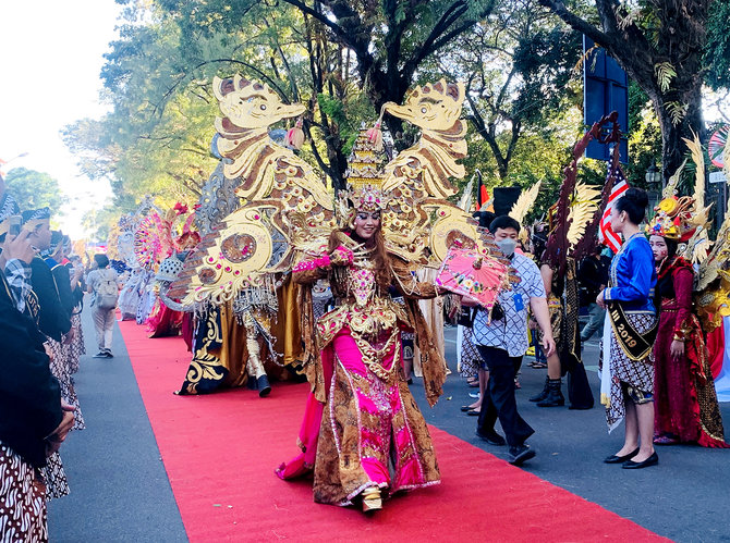 Menteri Bahlil dan Gibran Berkuda Pimpin Kirab Budaya G20 dan Solo ...